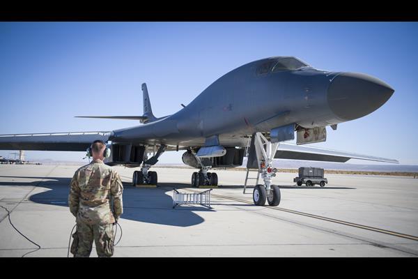 B-1B pylon work sets stage for hypersonic weapons carriage | News ...